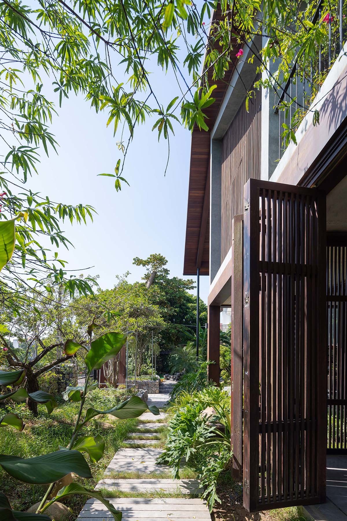 New villa in old village fuses contemporary and traditional | Read to lead