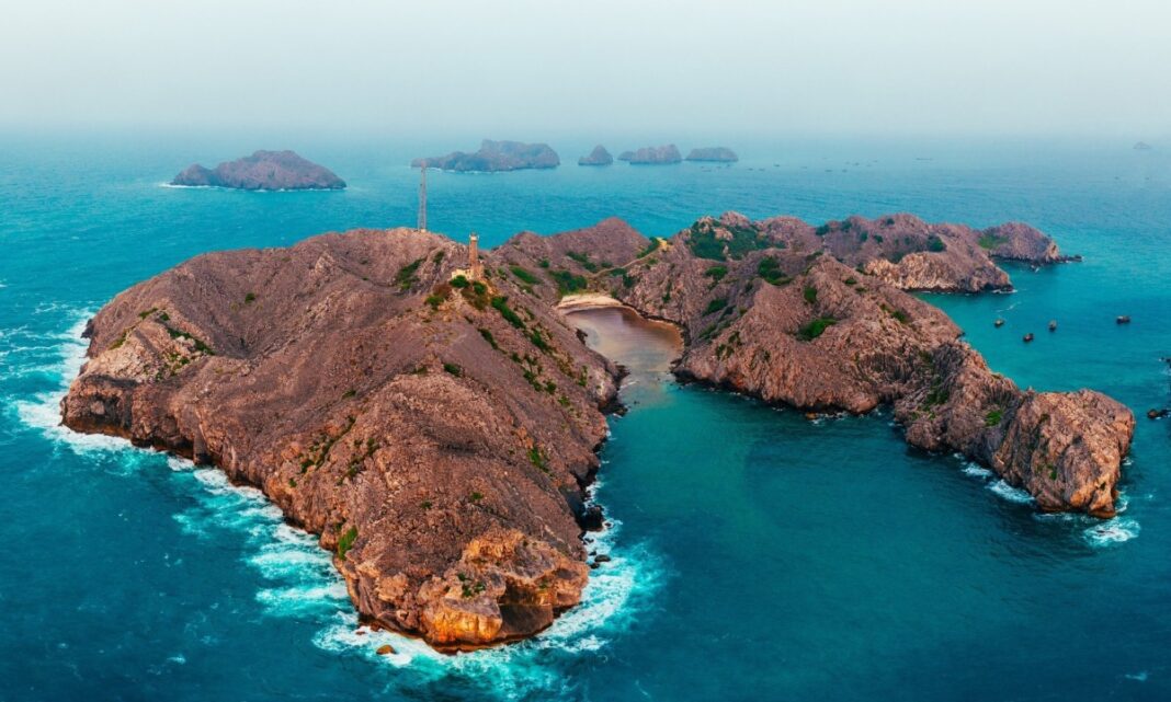 Long Chau lighthouse: a 100-year-old beacon | Read to lead