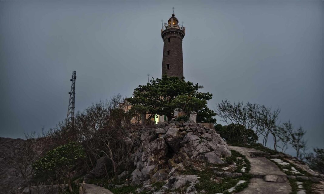 Long Chau lighthouse: a 100-year-old beacon | Read to lead