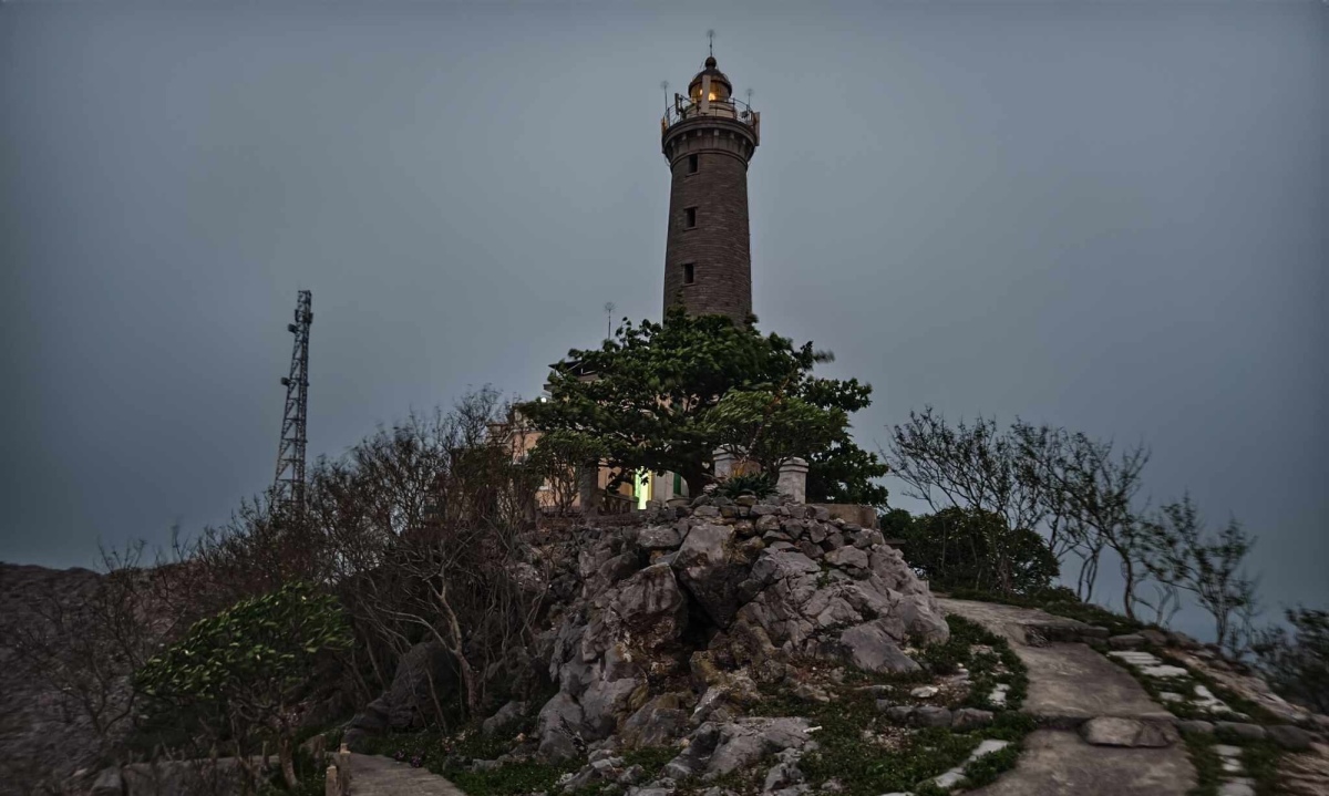 Long Chau lighthouse: a 100-year-old beacon | Read to lead